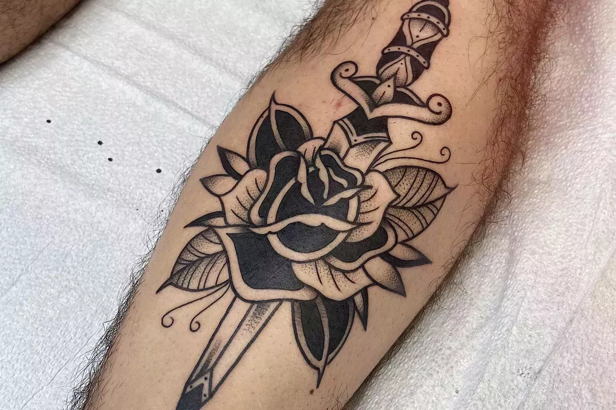 14 ideas populares de tatuajes de rosas para hombres en 2022 | CromosomaX