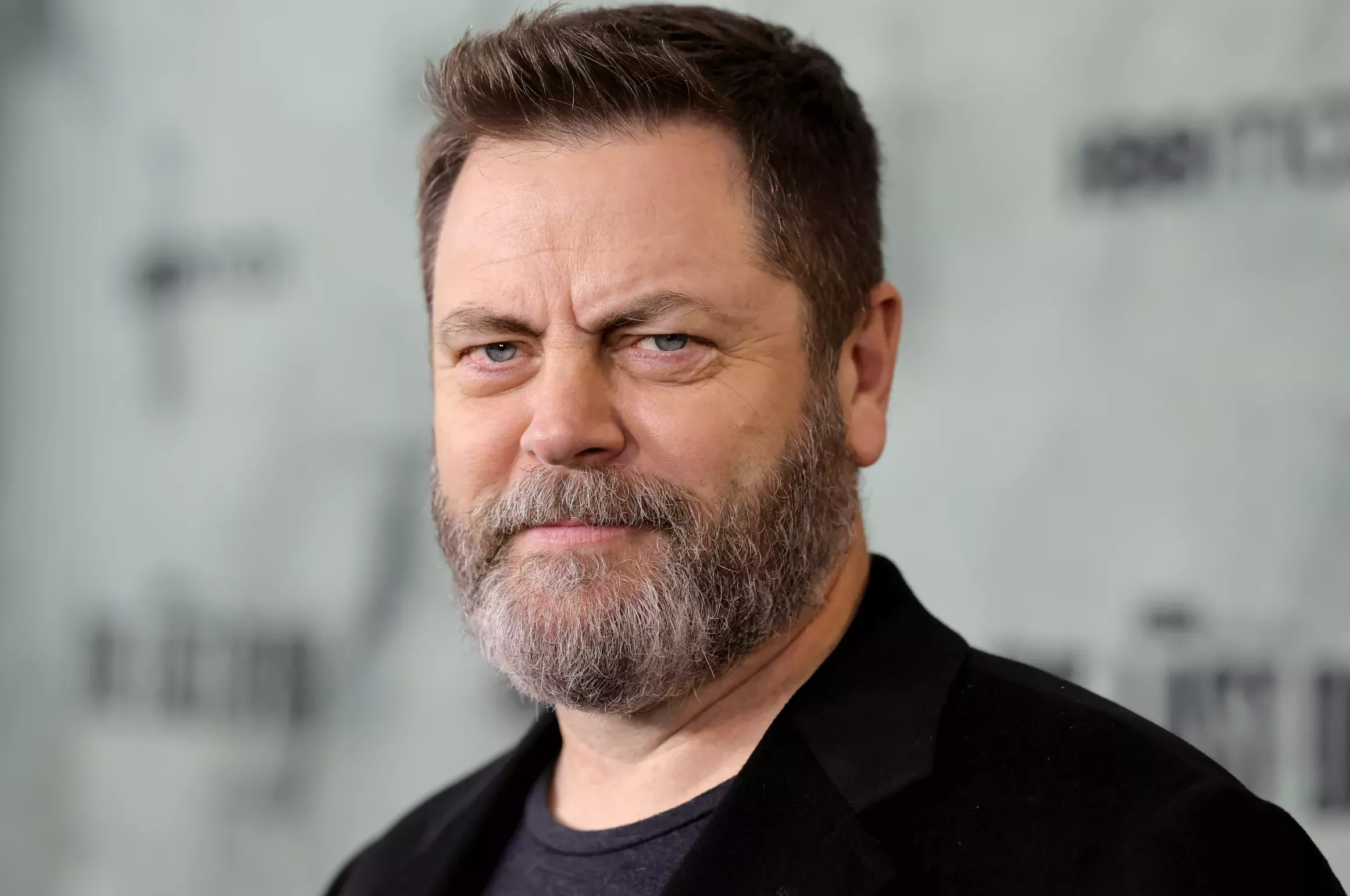 El actor Nick Offerman vuelve a enamorar con un fotolibro gay en The Last of Us | CromosomaX