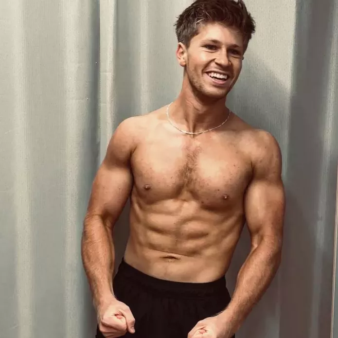 El video detrás de cámaras de la sesión de fotos viral de Robert Irwin es igualmente atrevido ...